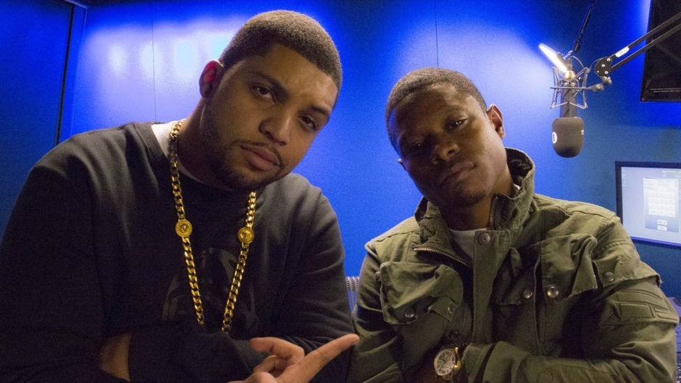 Eazy-E seaside memorial bench in Newhaven unveiled - BBC News