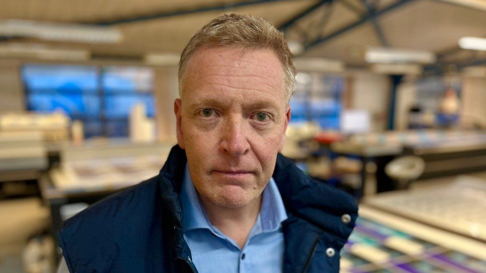 Essex mother 'may go hungry' to save money to feed children - BBC News