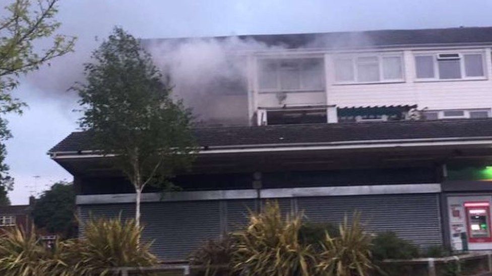 Firefighters rescue boy, 8, from Basingstoke blaze - BBC News