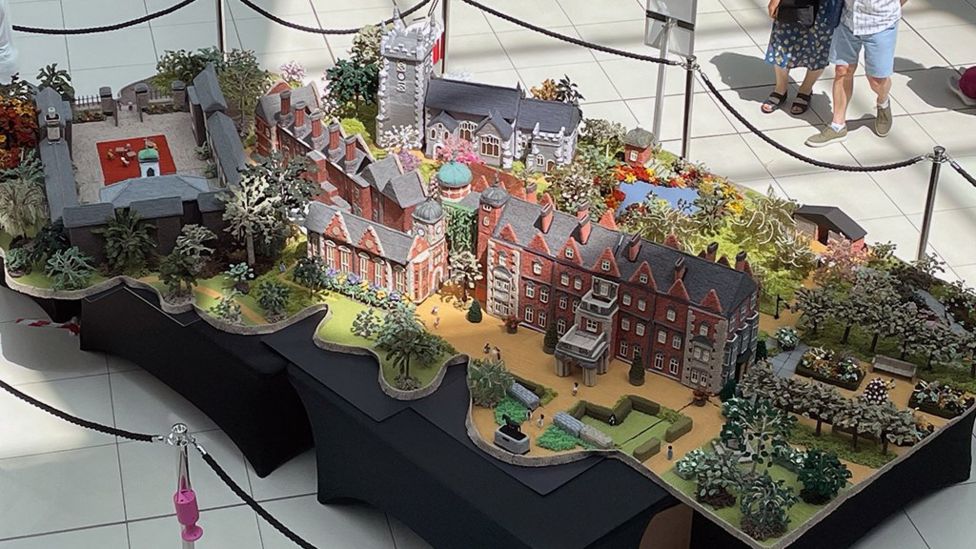 Knitted Sandringham tribute goes on display at Queen's home - BBC News