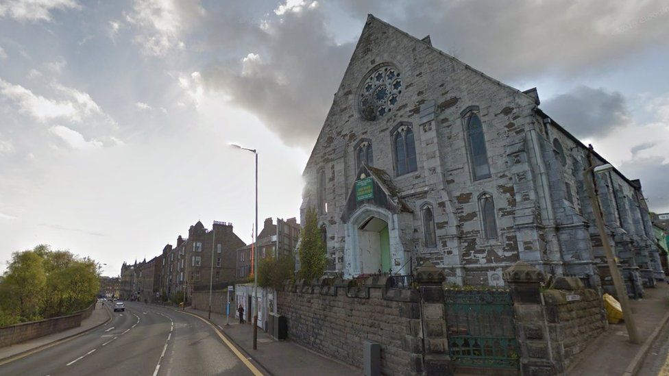 Arrest after vandalism attack on Dundee mosque - BBC News