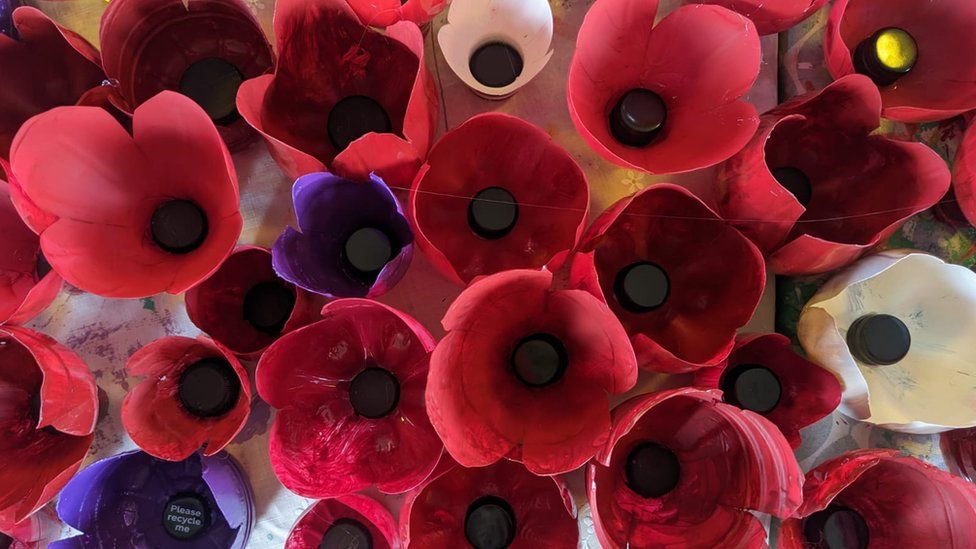 Oxford care home residents create poppies out of plastic bottles - BBC News