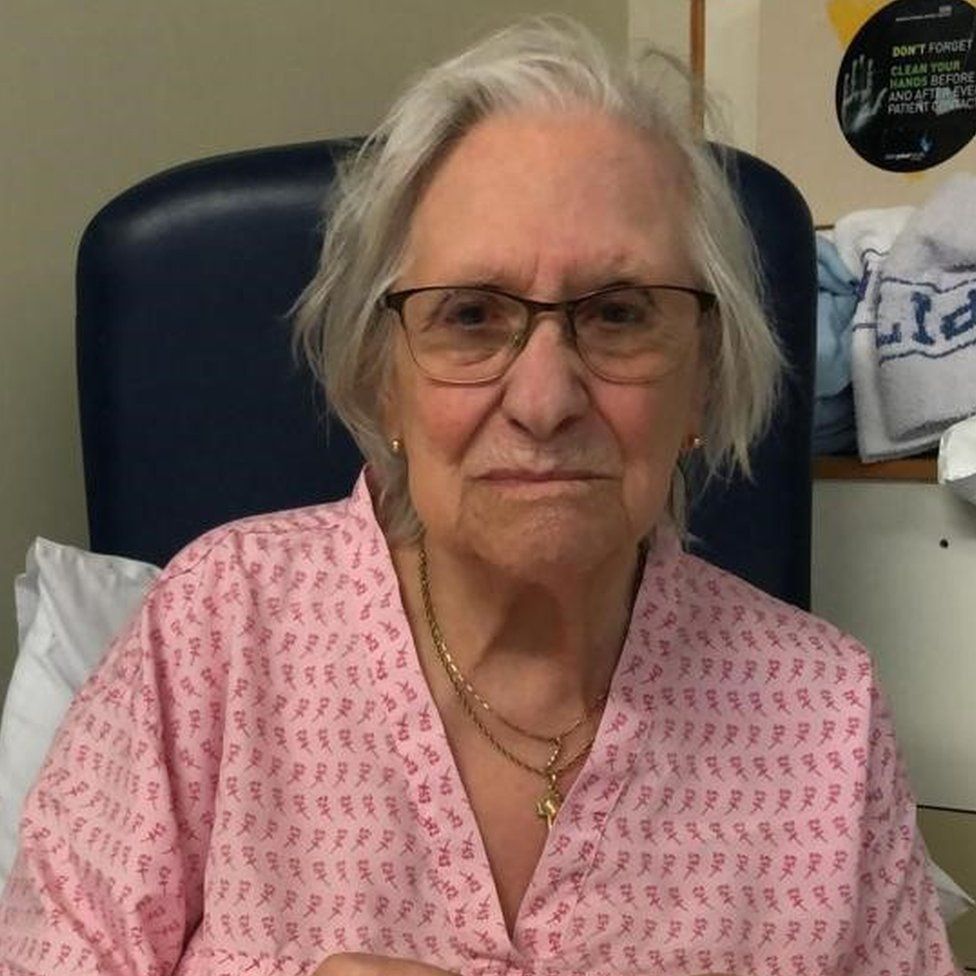 Winchester woman, 96, has £3,000 of jewellery vanish at hospital - BBC News