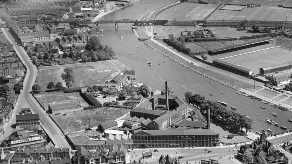 Historic England pictures show Nottingham through the decades - BBC News