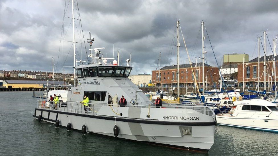 Marina'n croesawu llong batrôl yr FPV Rhodri Morgan - BBC Cymru Fyw