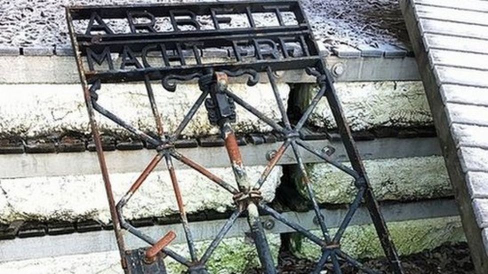 Stolen Nazi gate returned to Dachau - BBC News
