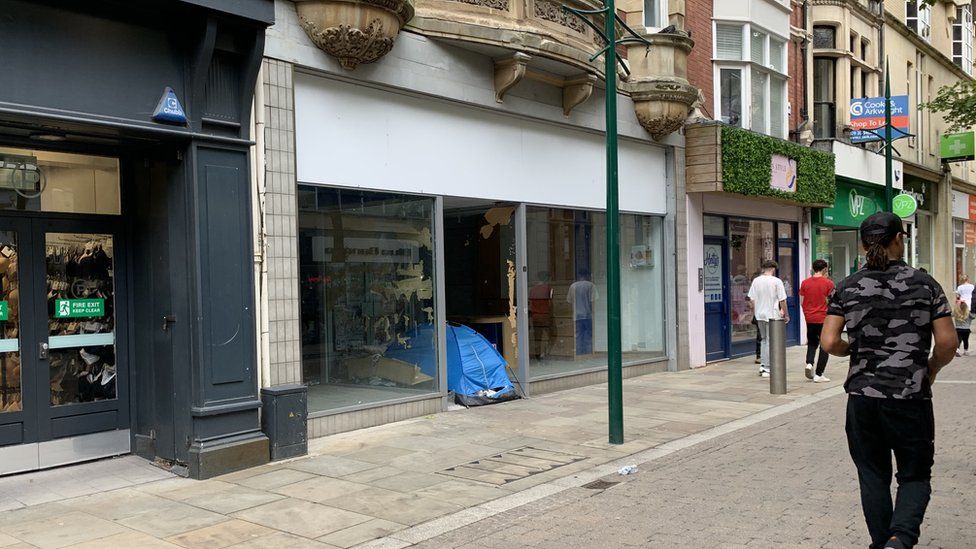 Stryd fawr: Cynnydd yn nifer y siopau gwag yng Nghymru - BBC Cymru Fyw