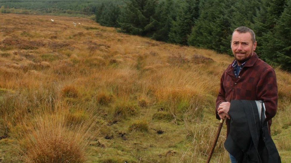 Snowdonia: Wales' longest-serving ranger retires after 40 years - BBC News