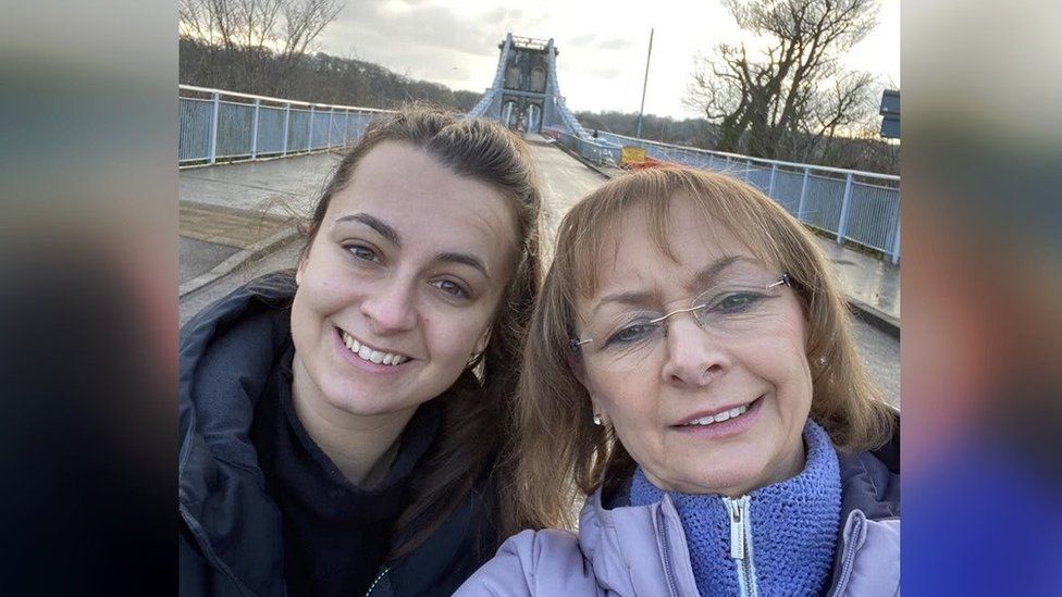 Covid hir: Gadael swydd prif weithredwr Powys 'mor anodd' - BBC Cymru Fyw