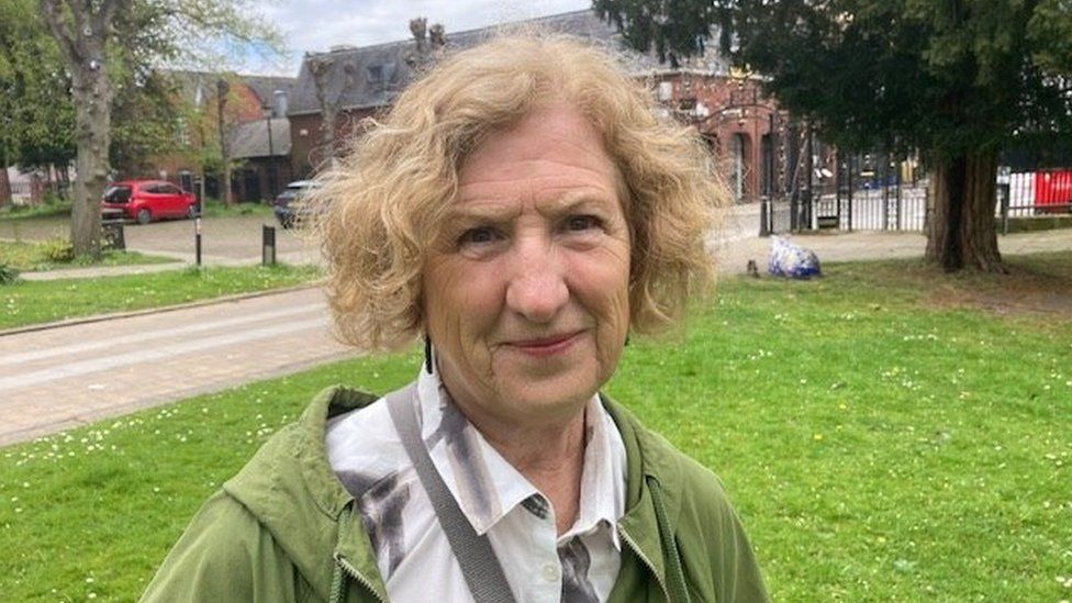 Etholiadau lleol: Beth sy'n poeni pobl tref fwya'r gogledd? - BBC Cymru Fyw