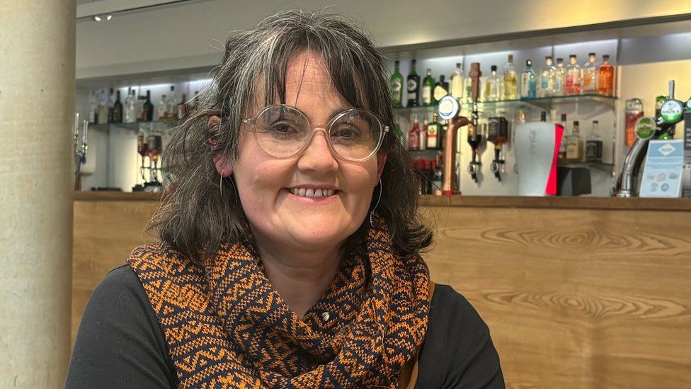 'Galar a rhyddhad' cael diagnosis awtistiaeth yn oedolyn - BBC Cymru Fyw