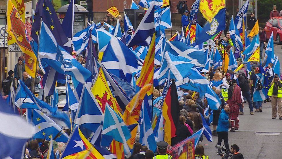 Tens of thousands march for Scottish independence - BBC News