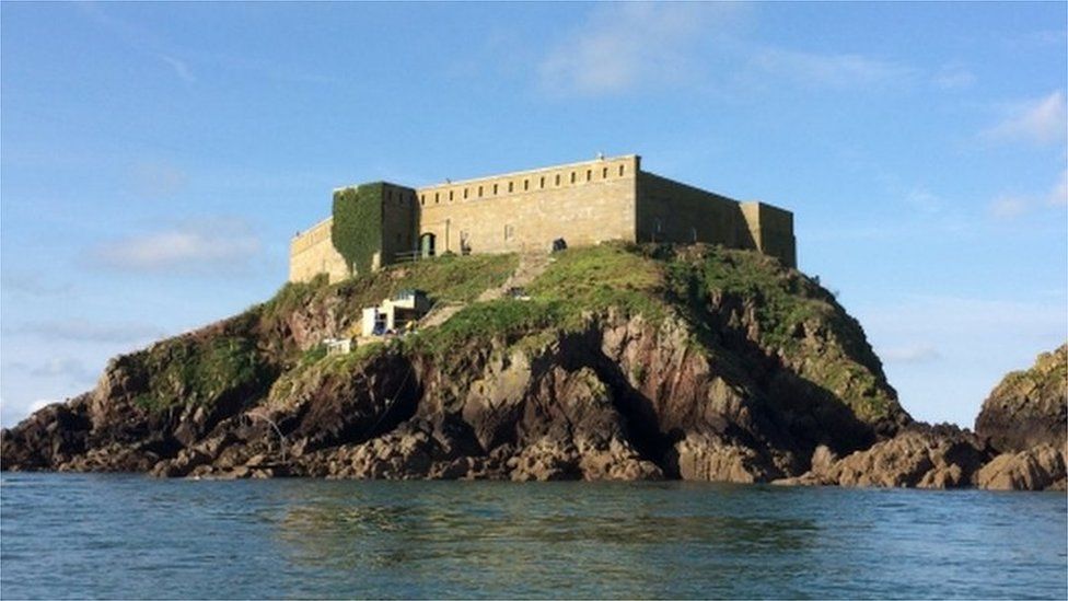 Thorne Island's Napoleonic fort gets makeover - BBC News