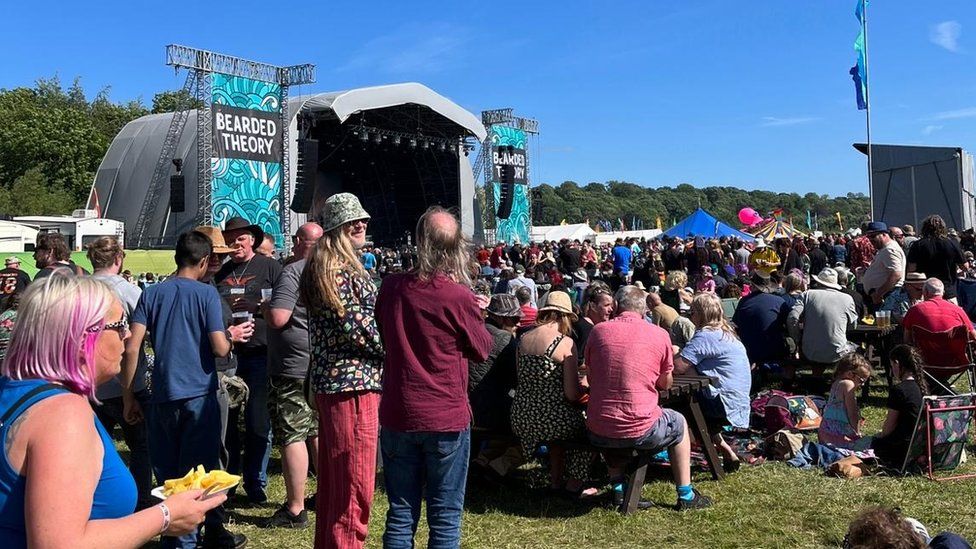 Bearded Theory festival-goers asked to delay arrival due to rain - BBC News