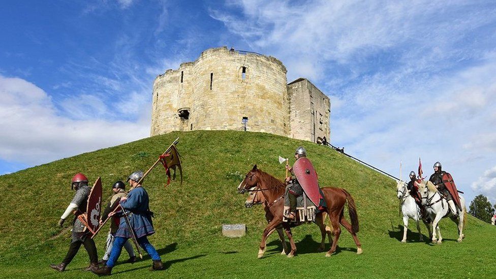 1066: Battle of Hastings anniversary marked 950 years on - BBC News