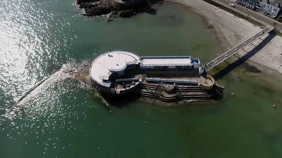 Jersey rescue teams save stranded islander at Havre des Pas - BBC News