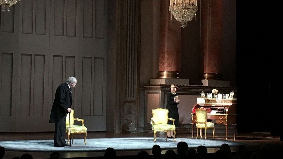 Russia puts the Queen centre stage in Moscow's The Audience - BBC News