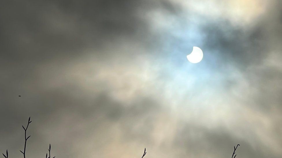 Yorkshire: Sky-watchers capture partial solar eclipse on camera - BBC News