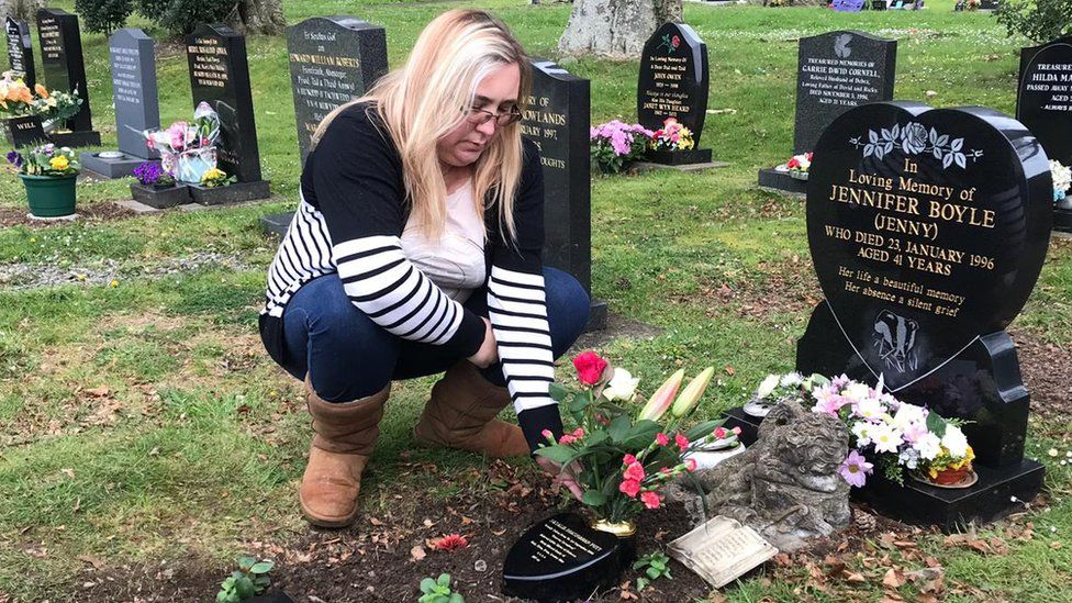 Natalie Putt: Missing mum's sister 'keeps campaigning' - BBC News