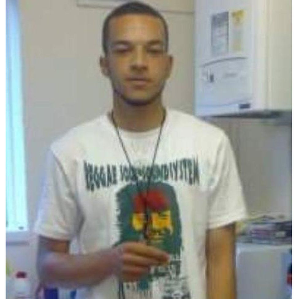 Sheldon Thomas death: Family appeal for witnesses - BBC News