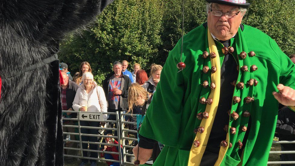 World Conker Championship 'king' and 'queen' crowned - BBC News
