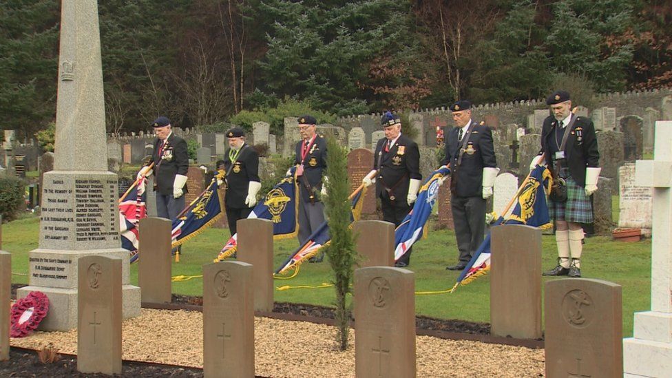 Ceremony remembers 32 deaths in WW1 Faslane sub sinking - BBC News