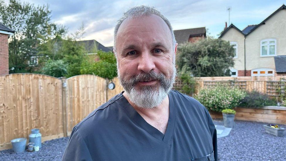 The NHS retirees who returned to vaccinate England - BBC News