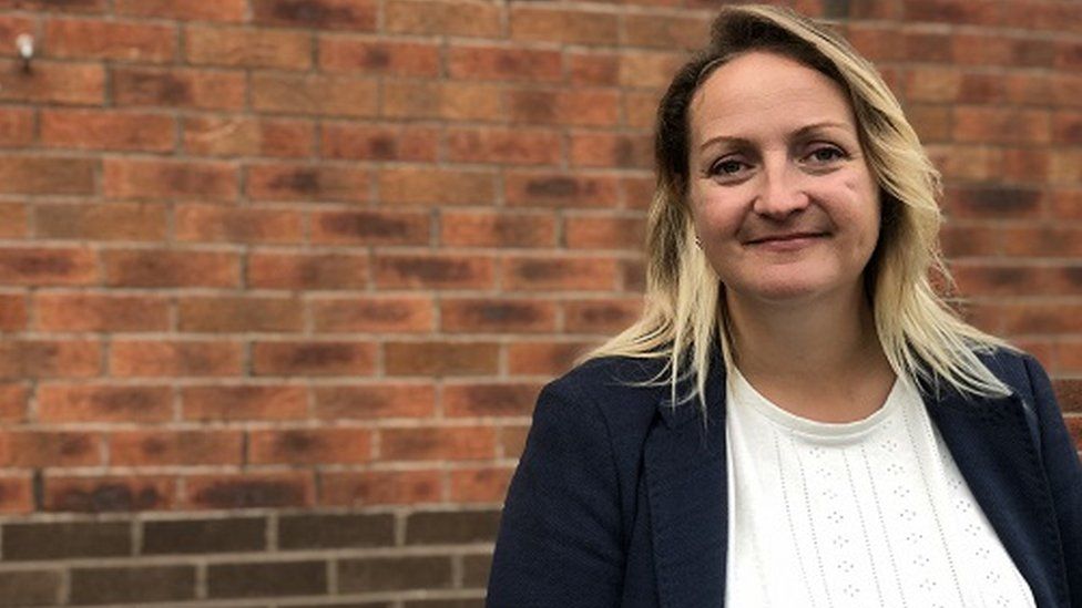 Warwickshire plague of flies prompts public meeting - BBC News