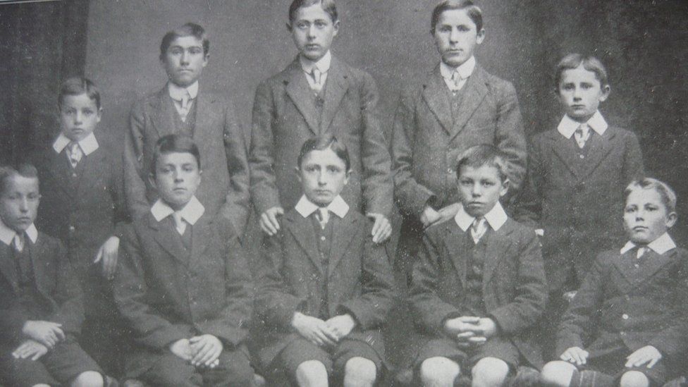 'Serbian boys' remembered in Edinburgh 100 years later - BBC News