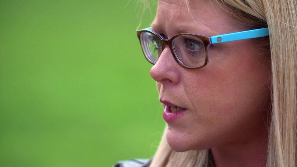 Teenage eating disorder treatment 'patchy' - BBC News