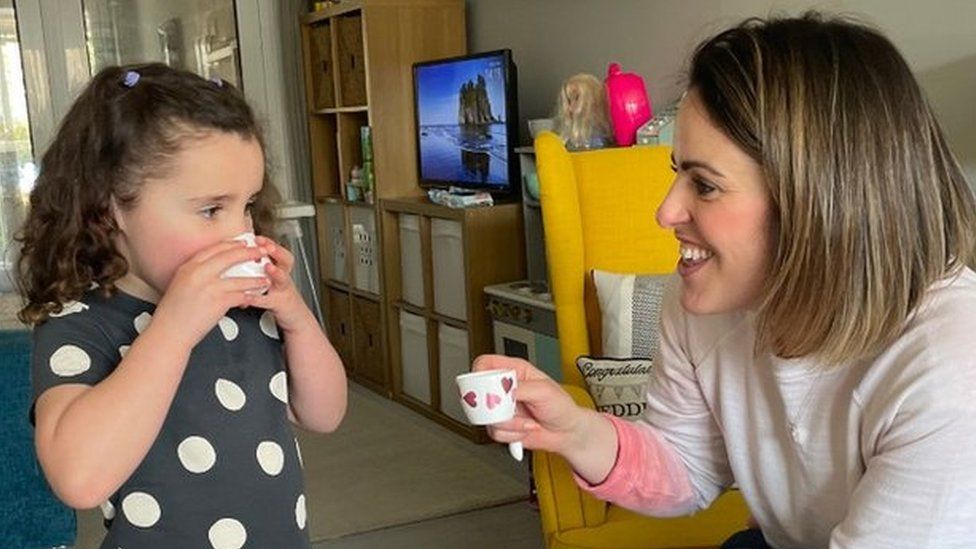 Teachers of deaf children: Falling numbers worry parents in Wales - BBC