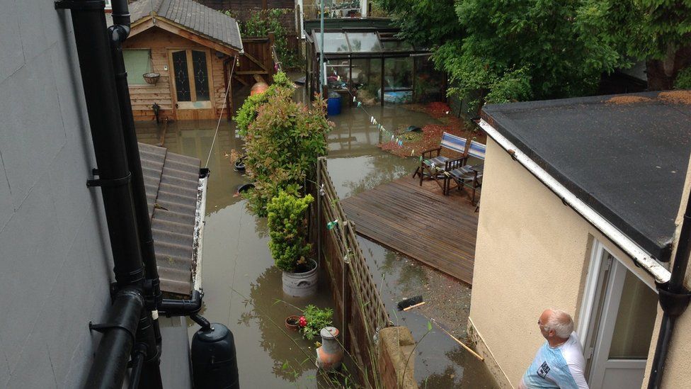 Warnings as flood risk remains in Kent and South East - BBC News