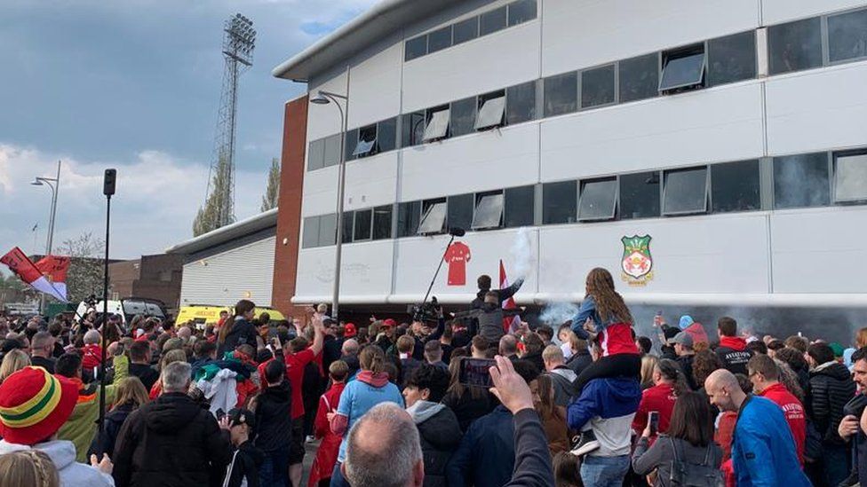 Cefnogwyr Wrecsam yn ysu am barti ar y Cae Ras - BBC Cymru Fyw