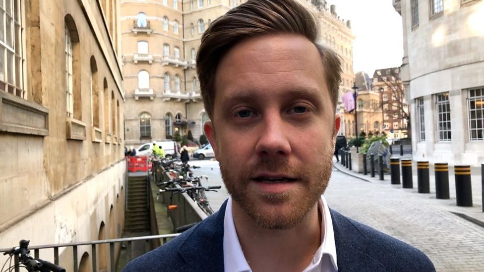 Monzo bank in money laundering rules investigation - BBC News