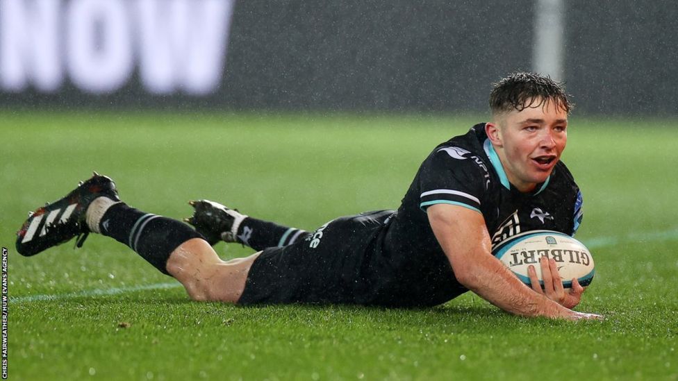 Dan Edwards: Wales Under-20s fly-half signs new Ospreys contract - BBC Sport