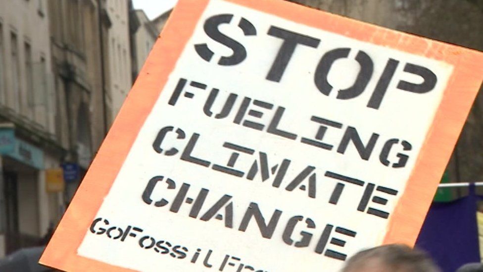Bristol climate change march attracts thousands - BBC News