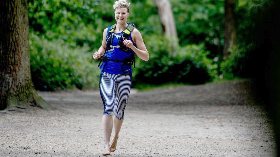 Woman completes 100 marathons in 100 days world record - BBC News