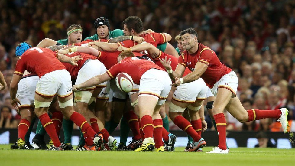 S4C boss sacked after alleged abuse of Mike Phillips - BBC News