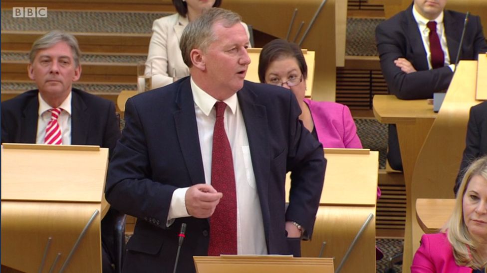 Ruth Davidson warns Nicola Sturgeon over income tax rise - BBC News