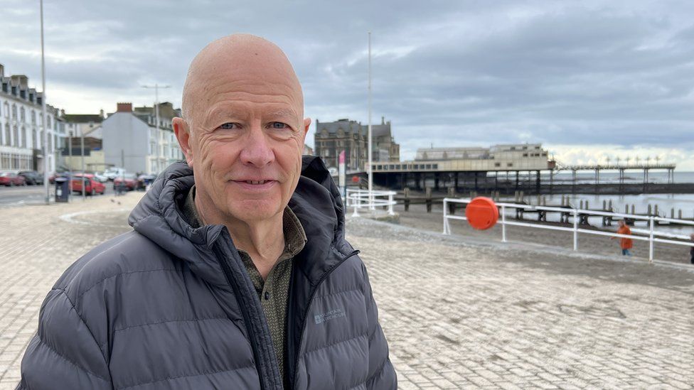 Pryder am lefydd parcio wrth godi tâl ar Brom Aberystwyth - BBC Cymru Fyw