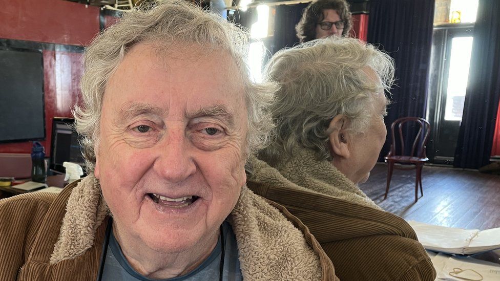 Gorleston: 'My dream of being a panto fairy is coming true' - BBC News