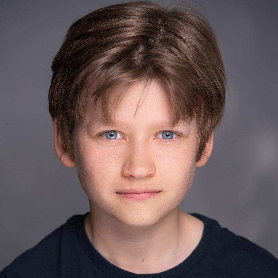 The Crown: Welsh teen Fflyn Edwards on playing Prince Harry - BBC News