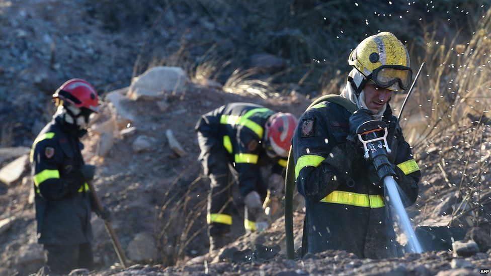France wildfires: Thousands evacuated from Provence campsites - BBC News