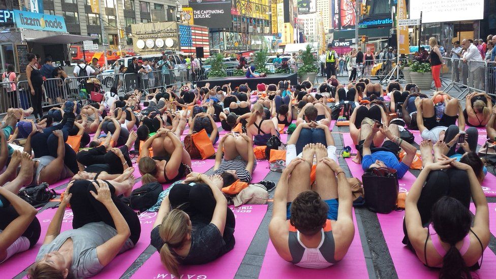 Pictures: International Yoga Day stretches across the world - BBC Newsround