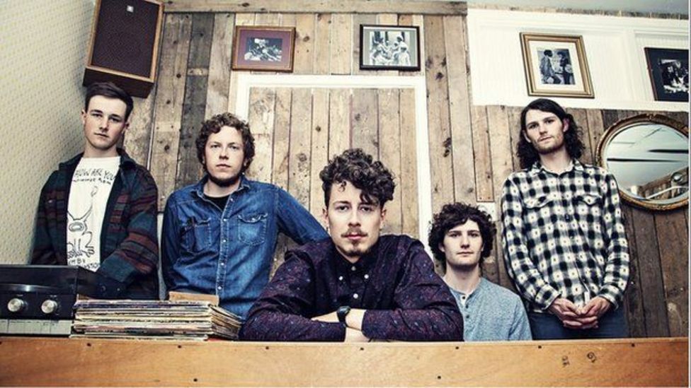 Ble mae'r bandiau pop Cymraeg? - BBC Cymru Fyw