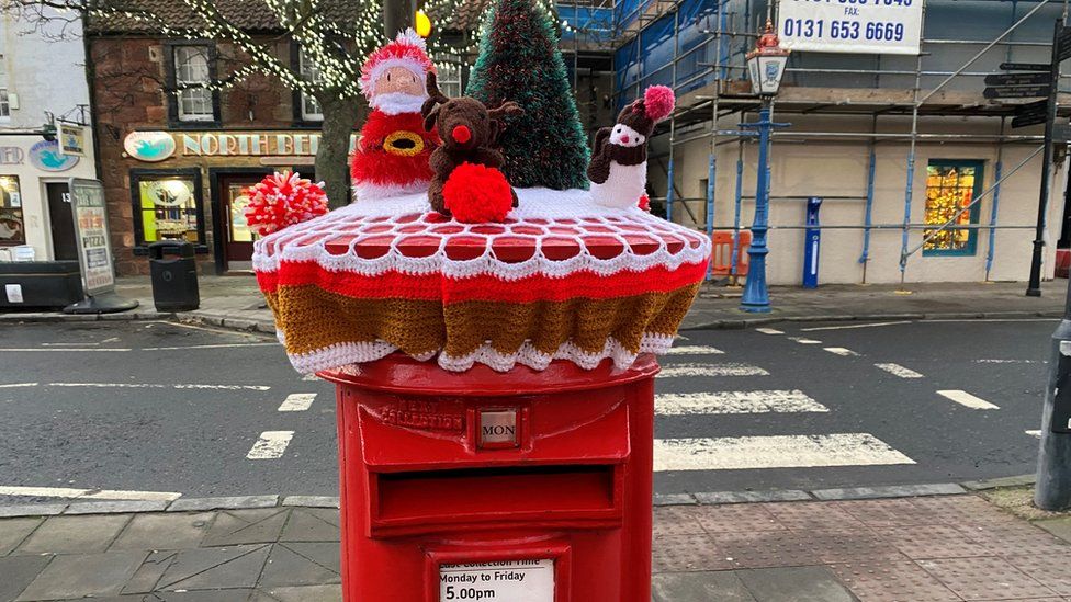 In pictures: Scotland's Christmas postbox toppers - BBC News