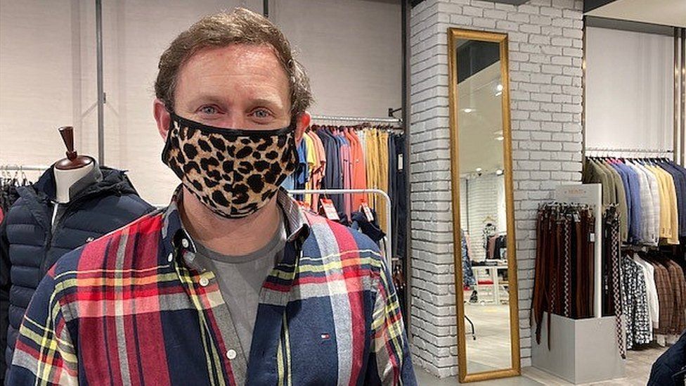 Nadolig: Dwy aelwyd, nid tair, i gael dod at ei gilydd - BBC Cymru Fyw