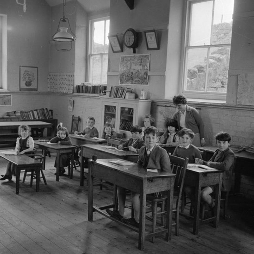 Geoff Charles, y dyn tu ôl i'r camera a rhai o luniau eiconig Cymru ...