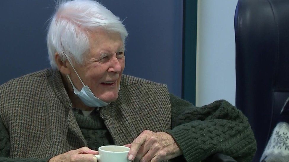 Navy veteran feels 'very fortunate' after Covid vaccine - BBC News