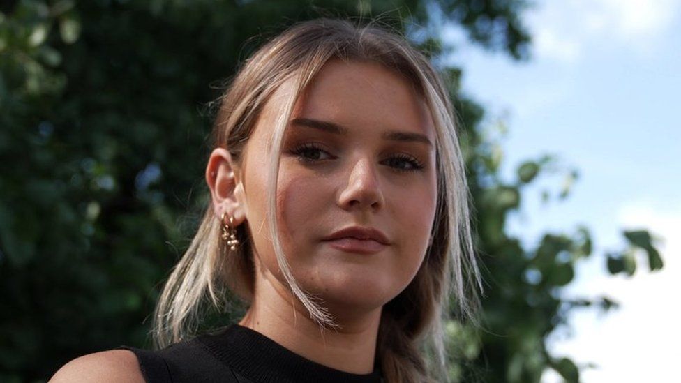 Botox: Plant yn dod o Loegr i Gymru i dderbyn triniaeth - BBC Cymru Fyw